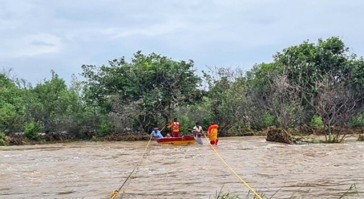 Salt water enters the river at high tide, demand for repair of broken ...