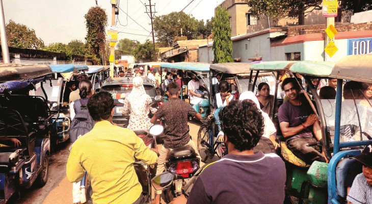 Traffic congestion, anger increasing daily on Katwa city's crematorium road