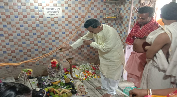 State Minister Swapan Debnath offered prayers at the century-old Shiva ...