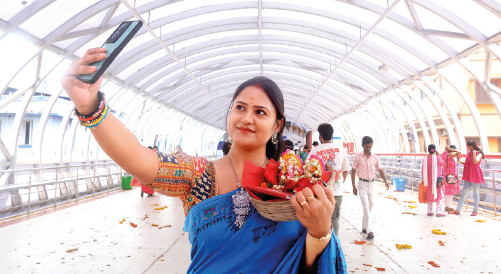 Crowds welcome New Year at Dakshineswar, Rath Yatra and Prabhat Ferry