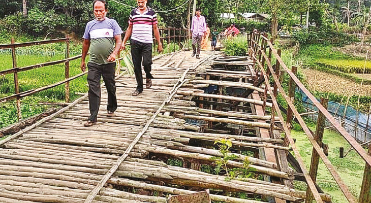 A concrete bridge will be built over the Gurguria River.