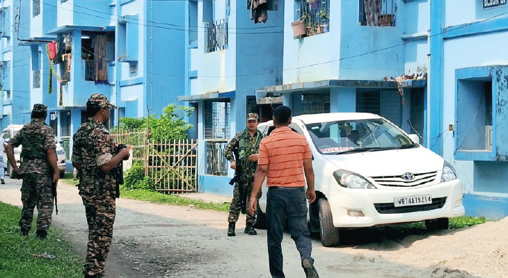 CBI raids police officer's house, creates sensation - Bartaman Patrika