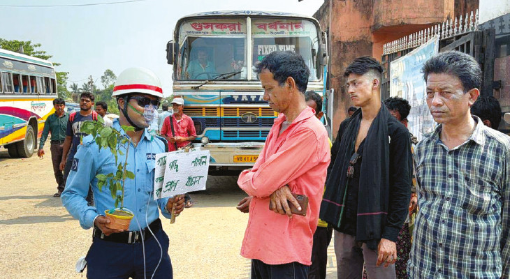 Civic volunteer from Guskara gives message to pedestrians to protect ...