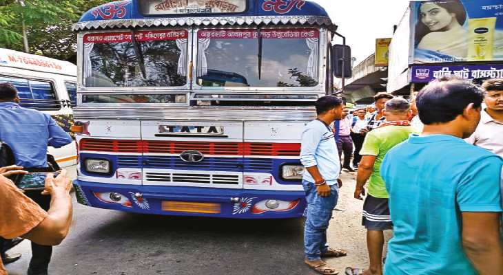 Two buses collide as signal opens, passenger's hand gets smashed by rod ...