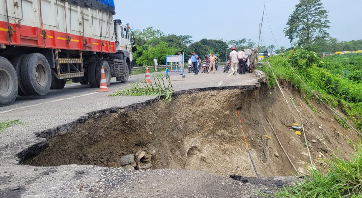 Landslide on approach road in Madarihat, Totopara state highway closed ...