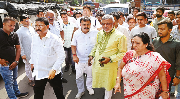 Illegal parking at Posta-Barabazar! Surprise visit from Debashis Kumar