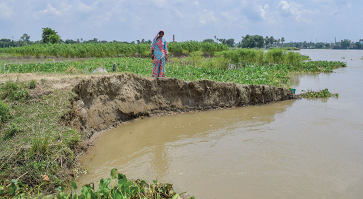 Bhagirathi river breaks in Mahishura panchayat area of Nabadwip before ...
