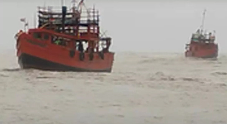 Trawler sinks while fishing for Hilsa in deep sea, 11 fishermen rescued