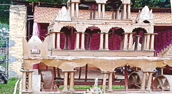 family deity of Lalgola Rajbari is worshipped in the form of Jagannath ...