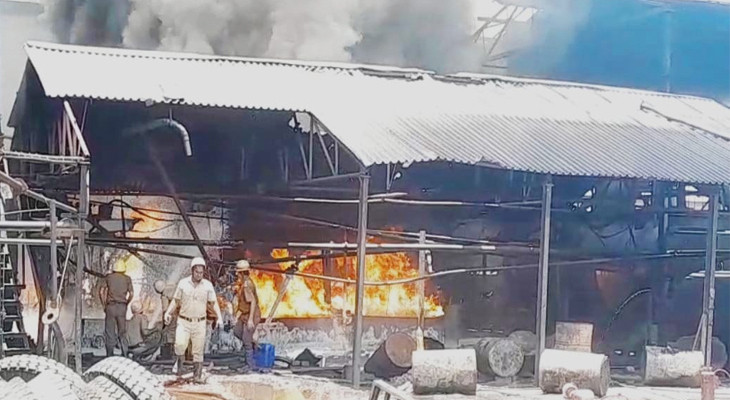 Fire breaks out at pitch factory in Alampur, Sankrail, Howrah, multiple ...