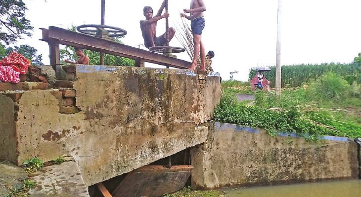 Broken lock gate not repaired, many cultivated lands in Sonakuri, Nadan ...
