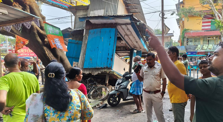 Tree falls in Maynaguri, 7 shops damaged - Bartaman Patrika