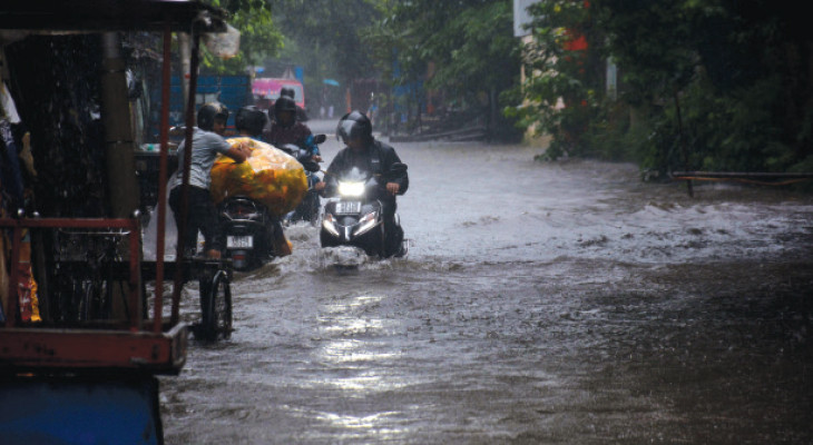 Many wards of Howrah are flooded due to continuous rain