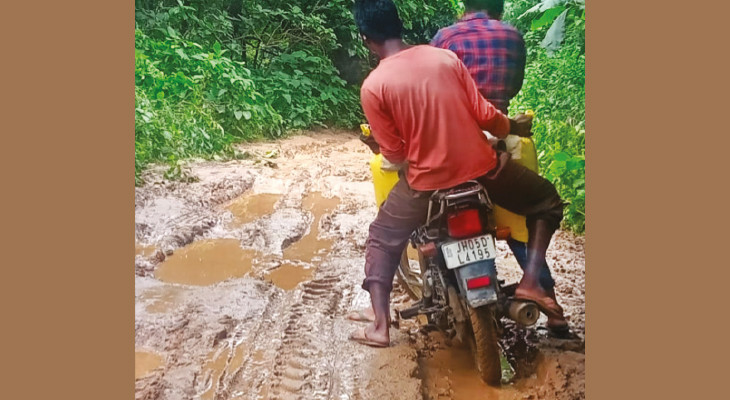 Blockade in Barabazar to remove dilapidated road