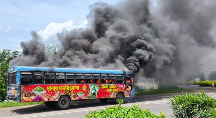 Horrific fire breaks out in moving bus in Sagardighi