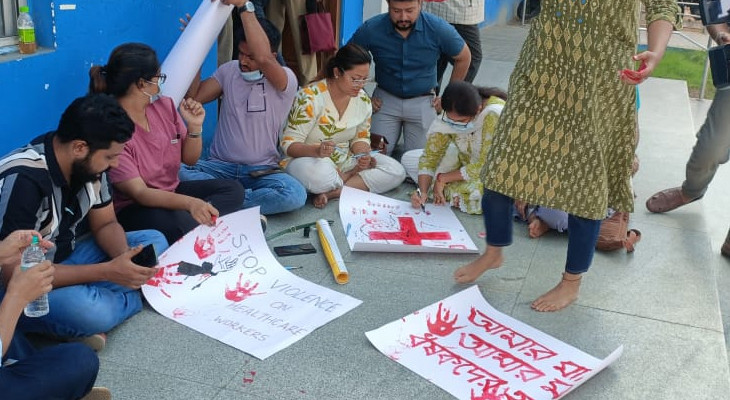 Senior resident doctors at Uluberia Medical College begin symbolic strike