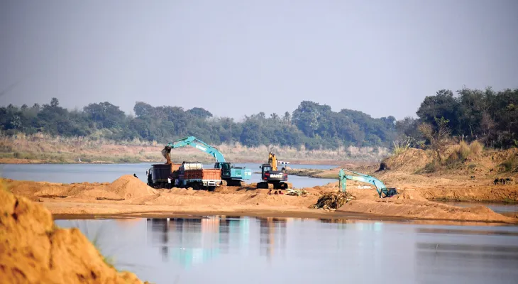 mayurakshi river is dying due to illegal sand mining - Bartaman Patrika