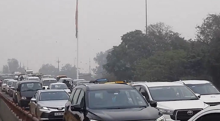 Massive traffic jam near Nehru Place in New Delhi, cars moving at slow ...