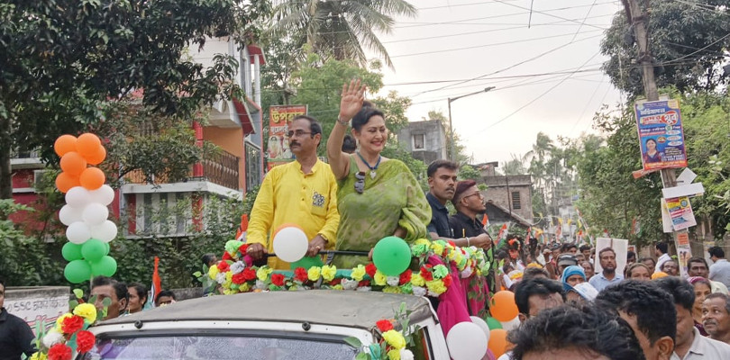 মহিষাদলে তৃণমূল প্রার্থী তিলক চক্রবর্তীর রোড শো তে অভিনেত্রী ইন্দ্রানী ...