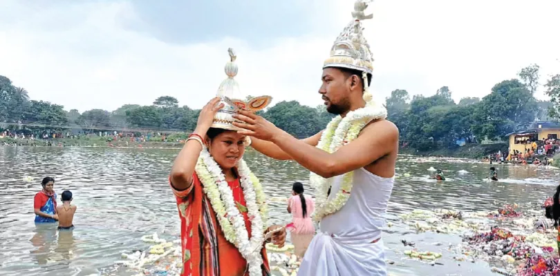 Newlyweds float wedding garlands and flowers at Devkund, praying for ...