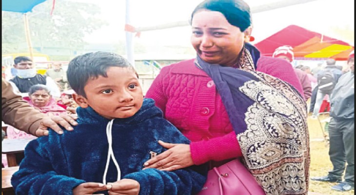 কৃত্রিম পায়ে দাঁড়াতে পারবে ছেলে, শুনেই আনন্দে চোখে জল মায়ের ...